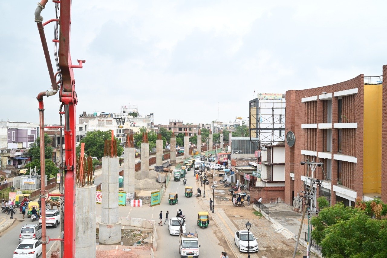 Agra Metro Completes Century Of Piers; Taj East Gate And Basai Metro ...