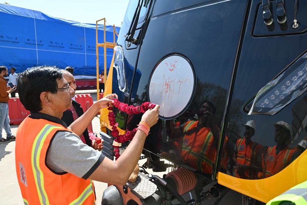 First Metro Train Arrives For Agra Metro Project In Agra - Metro Rail News