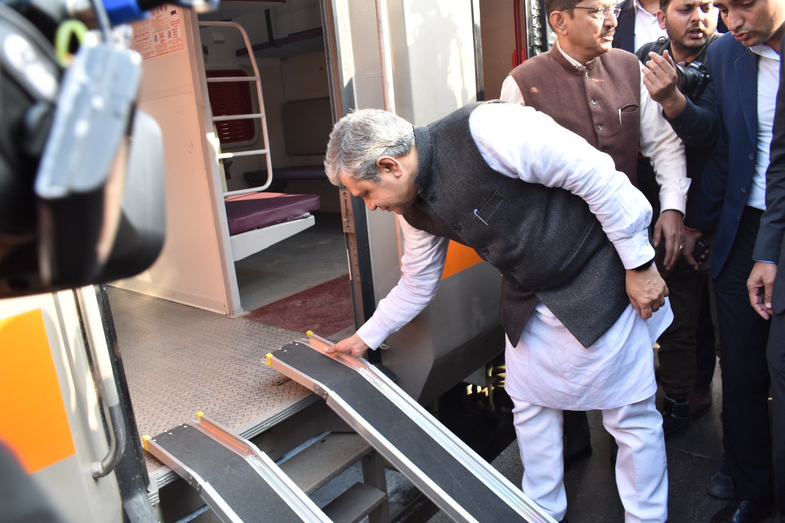 Shri-Ashwini-Vaishnaw-inspected-the-Amrit-Bharat-train-rake-at-New ...