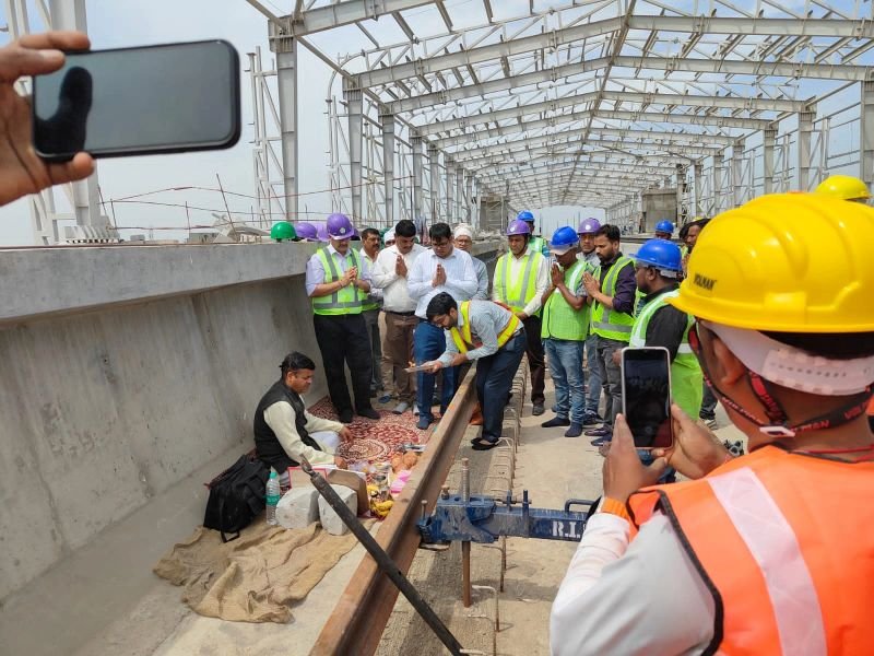 Delhi Metro Extension: Texmaco Rail Begins Track Deployment For Magenta ...